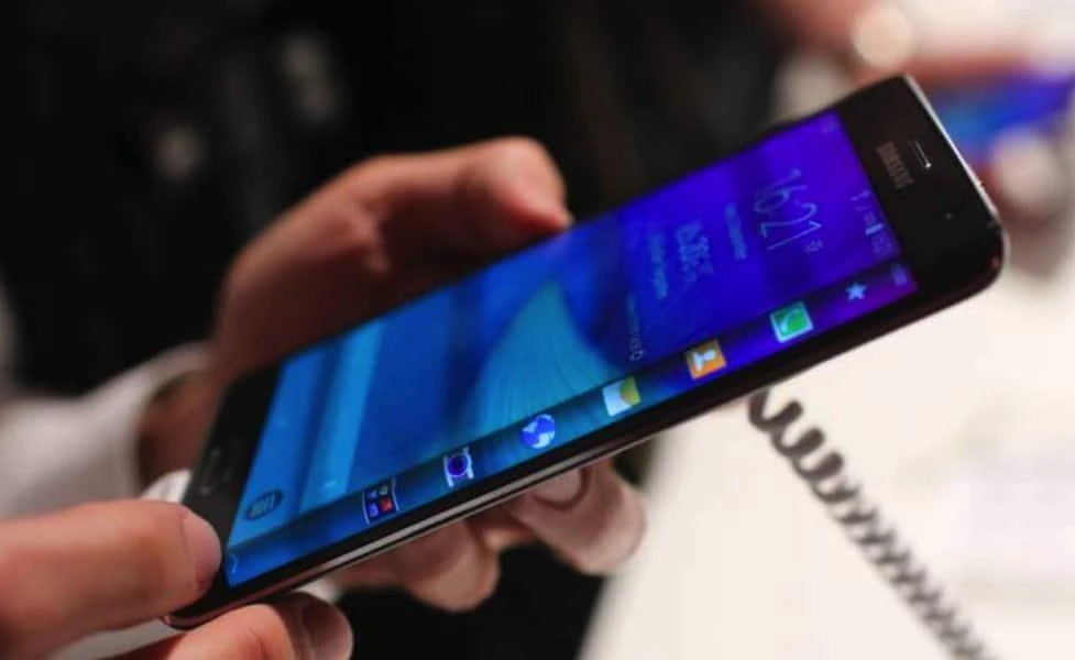 Do you prefer a flat or curved screen on your smartphone? | KnowTechie