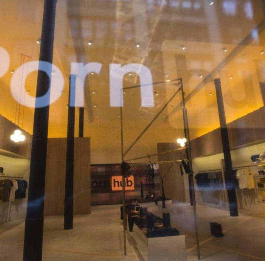 PVR IRIS VR Headset might be the holiday gift you've been wanking for