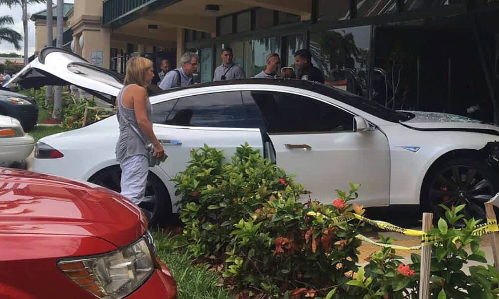 Oh boy, another Tesla Model X just crashed into another Florida gym
