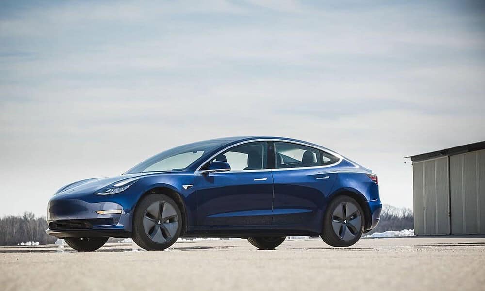 Elon Musk announces a slightly less expensive Tesla Model 3 model
