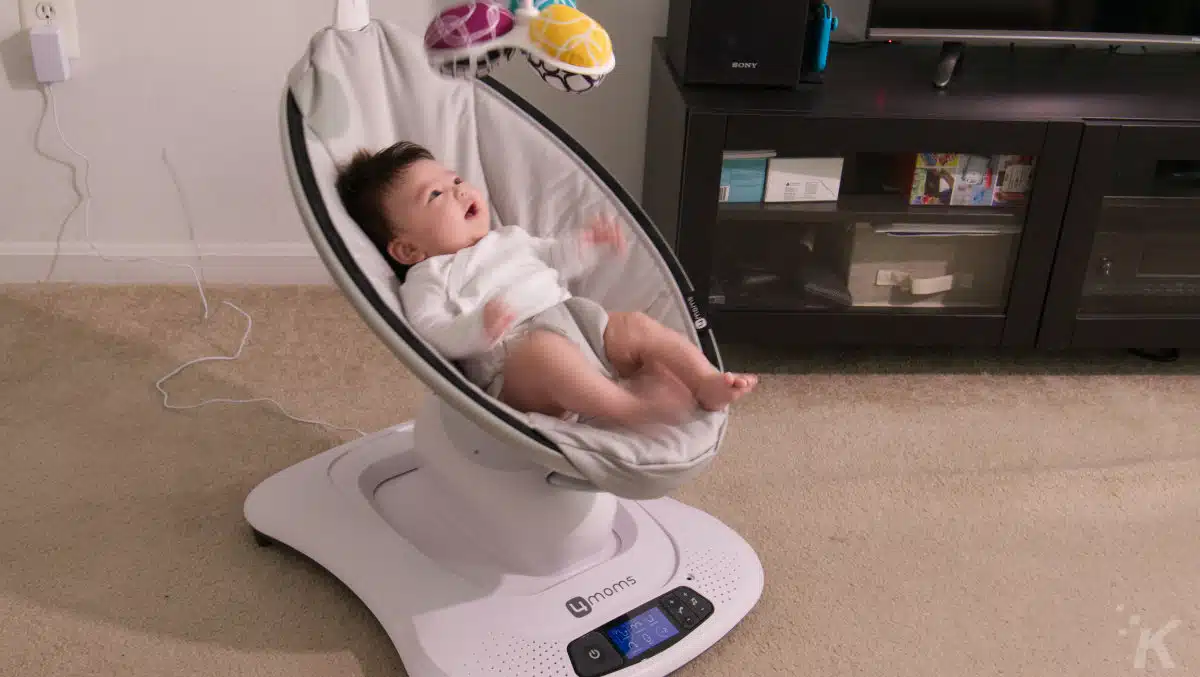 Review: Mamaroo 4 infant seat from 4moms - You need this in your life
