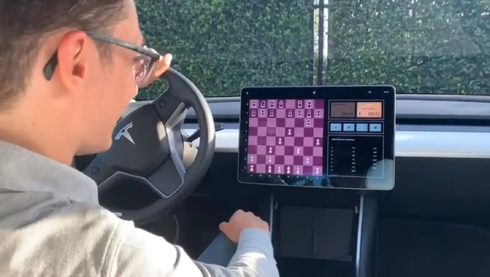 It seems that the AI in the Tesla Model 3 is no match for a grandmaster