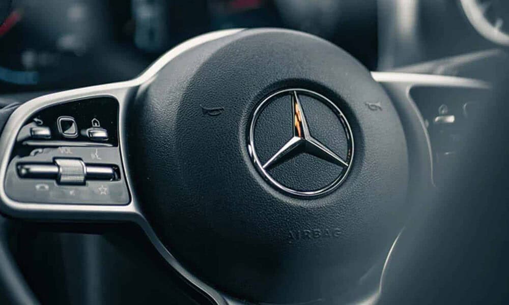 This genius YouTuber set up a glitter bomb decoy for porch pirates