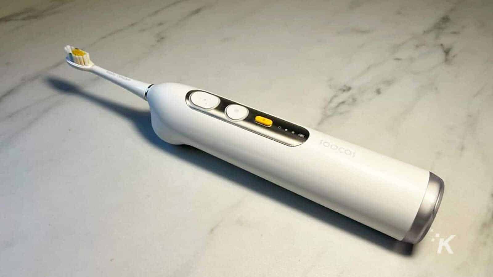 This SOOCAS electric toothbrush can floss & brush at the same time ...