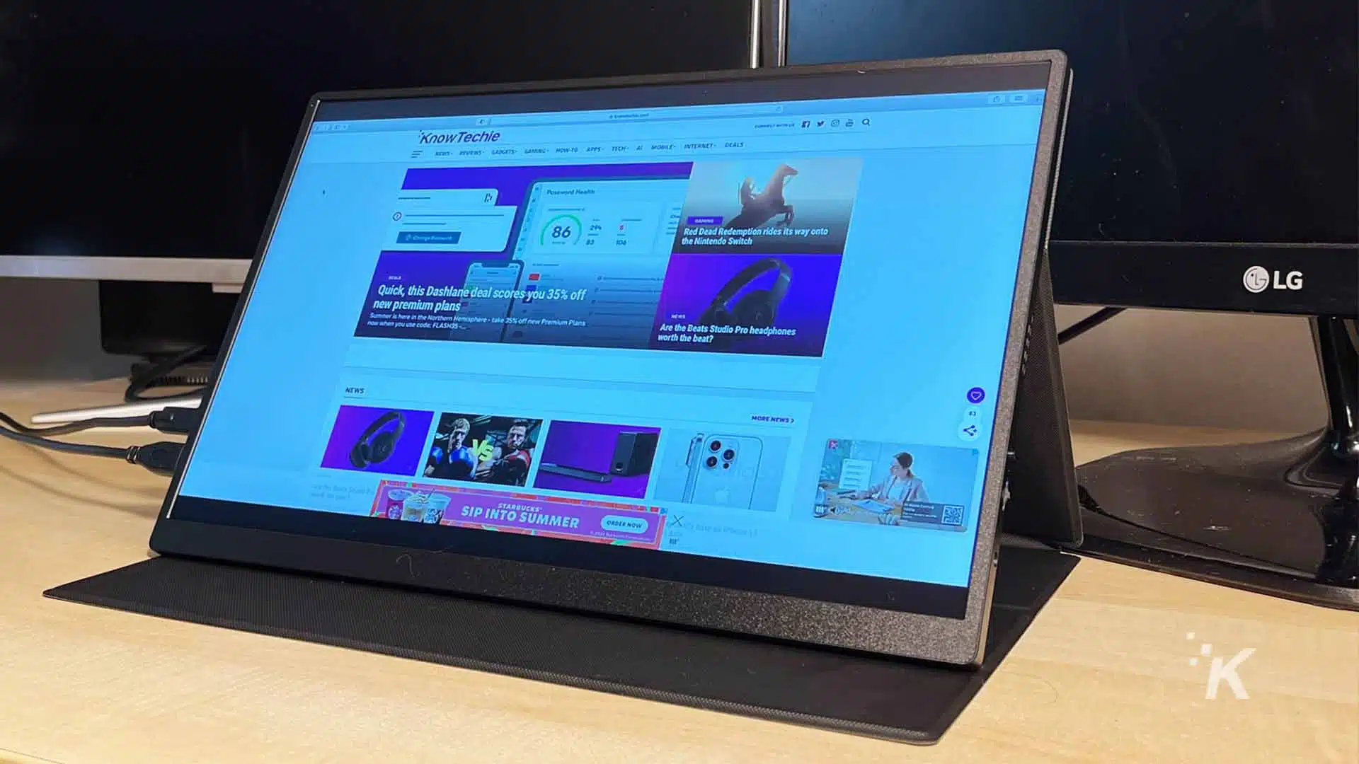 UPERFECT 16-inch portable monitor: a perfect companion for gaming and ...