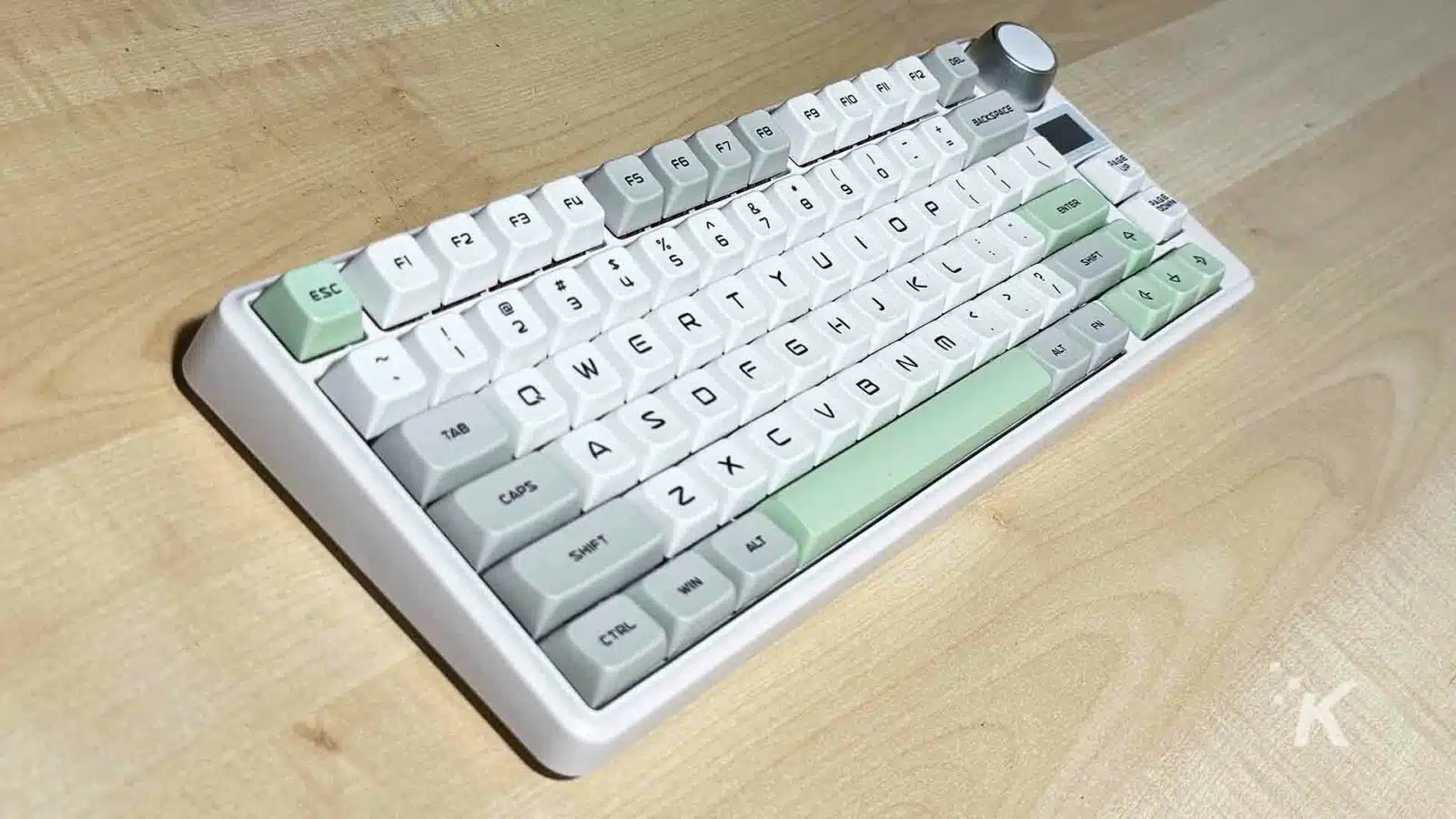 TH80-X is a quirky mechanical keyboard with customizable screen ...