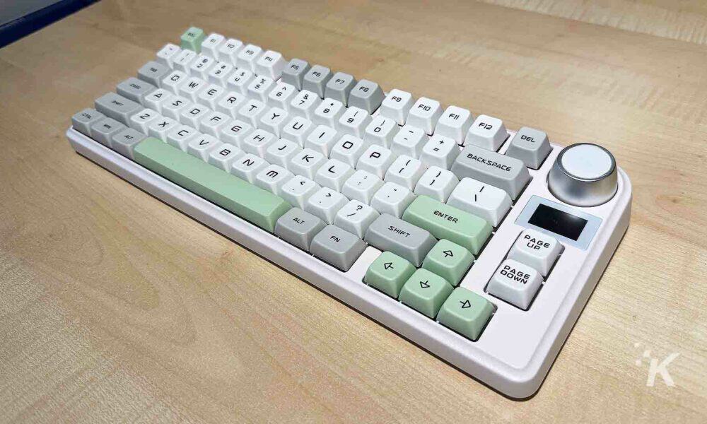 TH80-X is a quirky mechanical keyboard with customizable screen ...