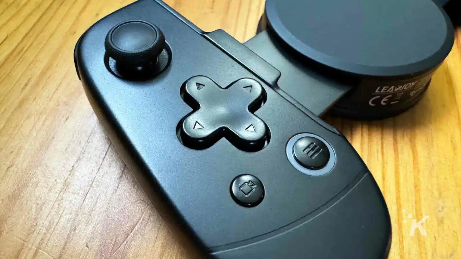 Master iPhone gaming with the Leadjoy M1 controller | KnowTechie