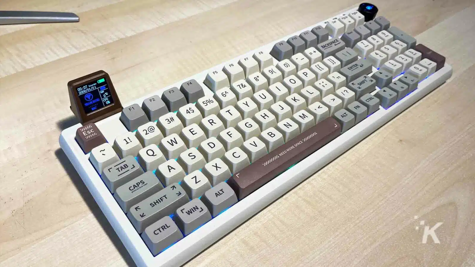 EPOMAKER RT100 mechanical keyboard: Retro meets modern | KnowTechie
