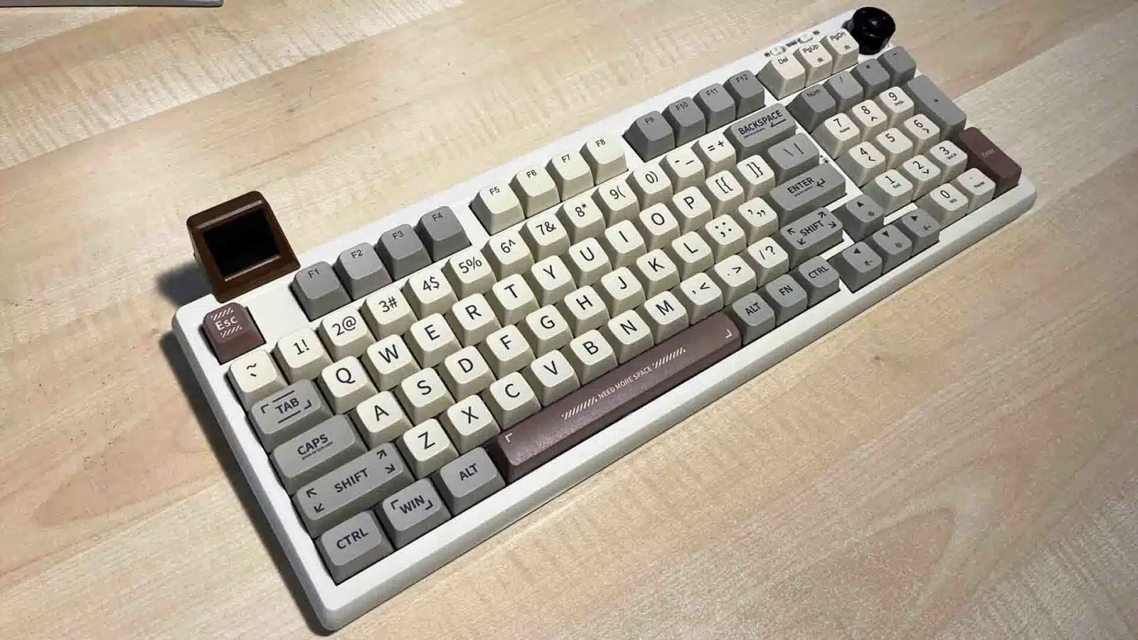 EPOMAKER RT100 mechanical keyboard: Retro meets modern | KnowTechie