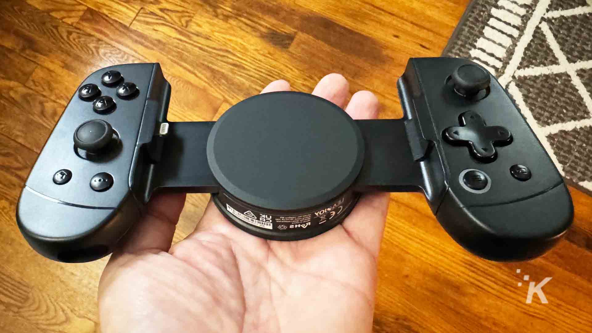 Master iPhone gaming with the Leadjoy M1 controller | KnowTechie