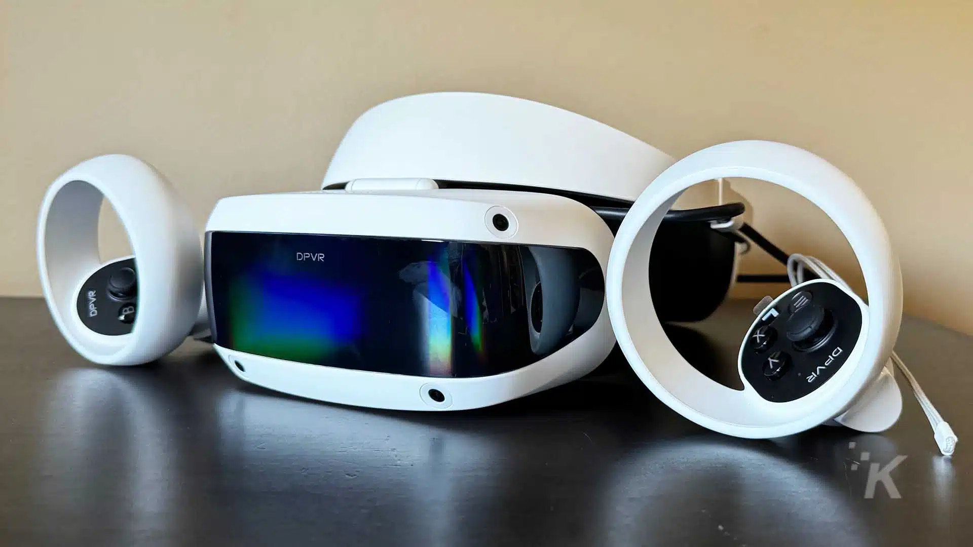 DPVR's E4 VR headset is your gateway to virtual reality | KnowTechie