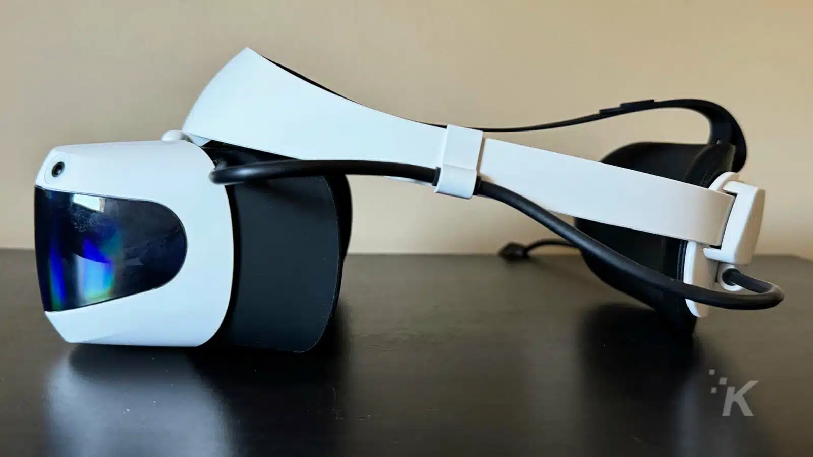 DPVR's E4 VR headset is your gateway to virtual reality | KnowTechie