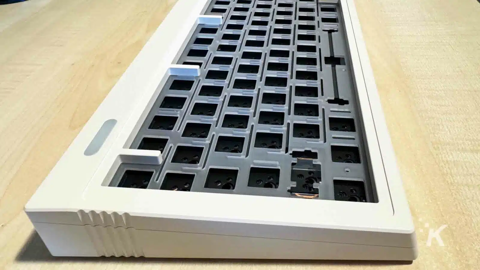 EK75 VIA is a mechanical keyboard kit for pros and enthusiasts | KnowTechie