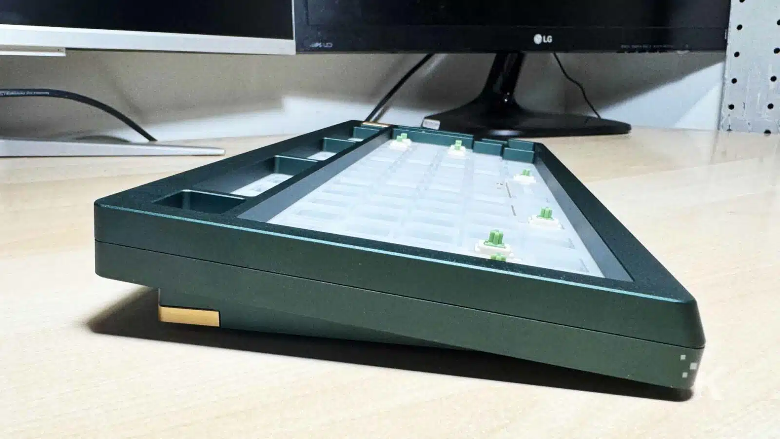 Simplified customization with Moonshadow 81 keyboard kit | KnowTechie