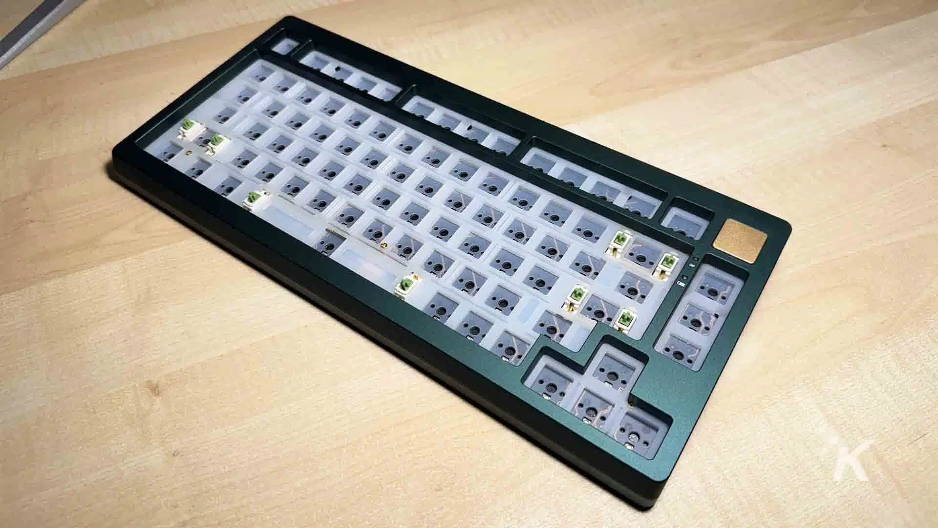 Simplified customization with Moonshadow 81 keyboard kit | KnowTechie