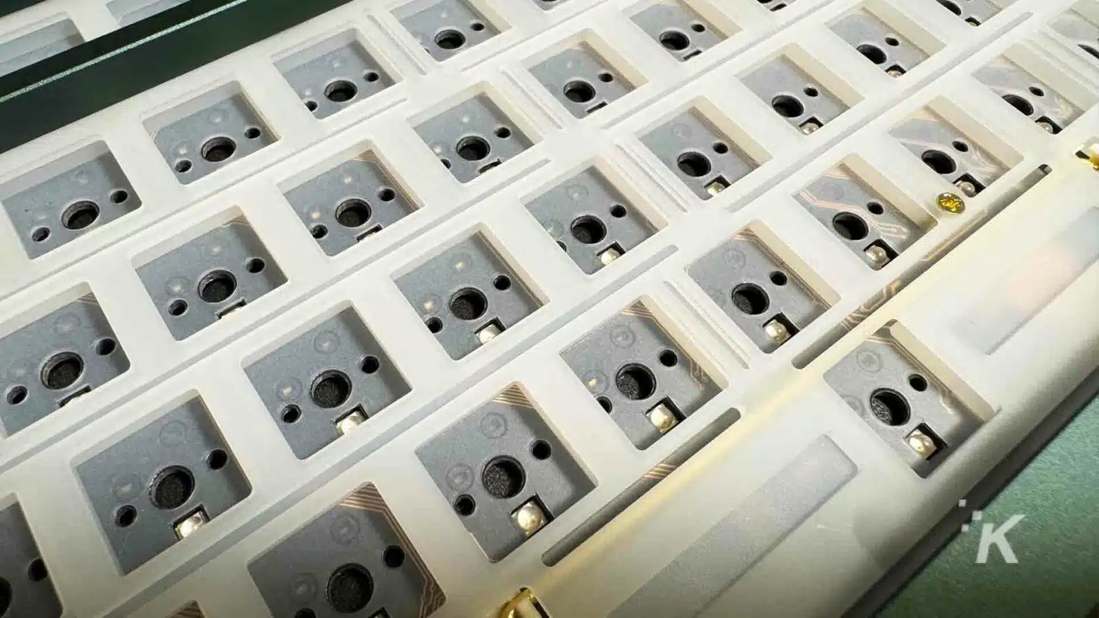 Simplified customization with Moonshadow 81 keyboard kit | KnowTechie