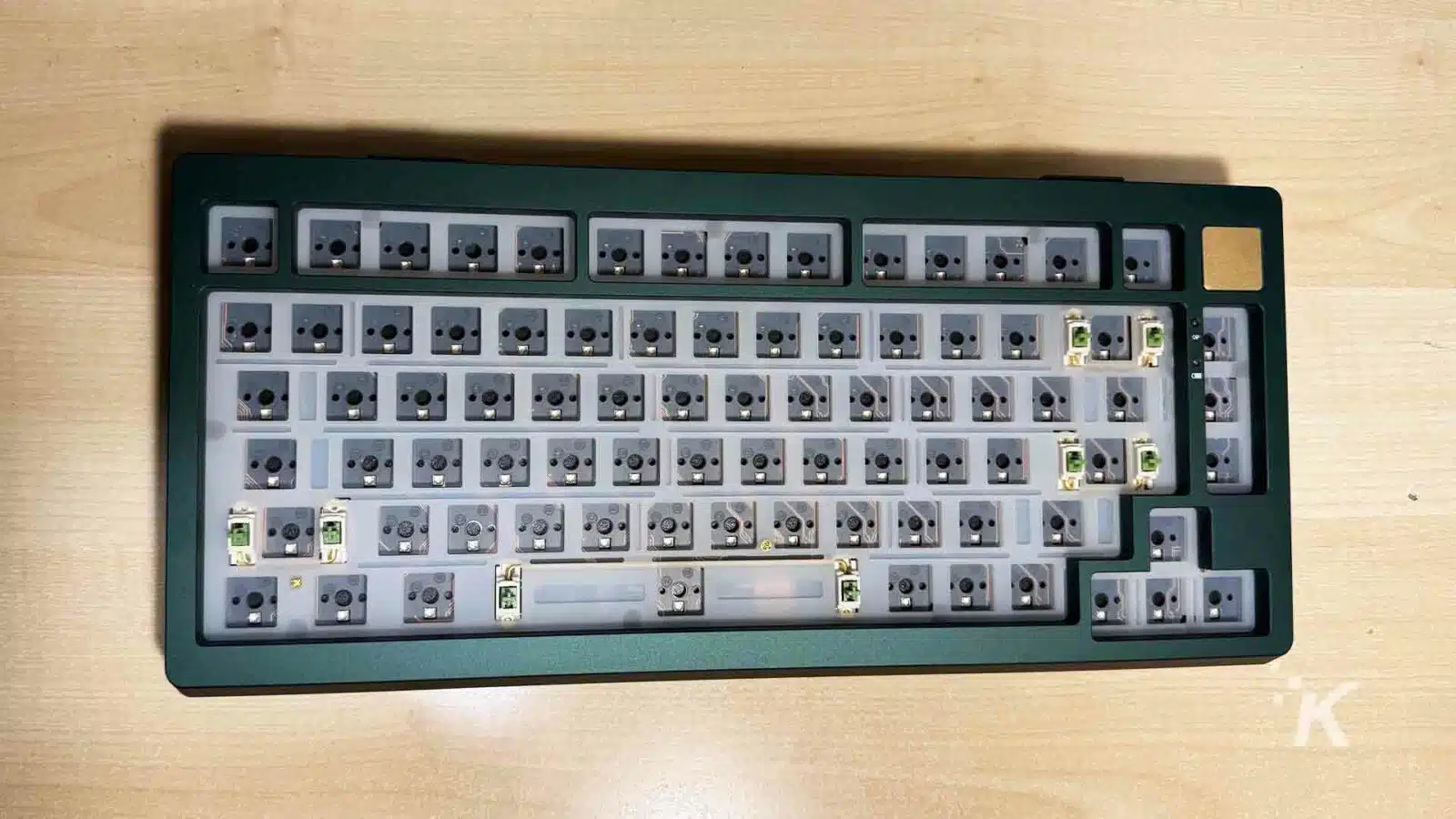 Simplified customization with Moonshadow 81 keyboard kit | KnowTechie